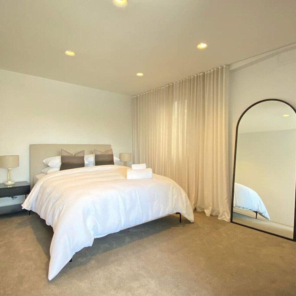 Magnificent Apartment With Harbour Bridge Views! - Randwick