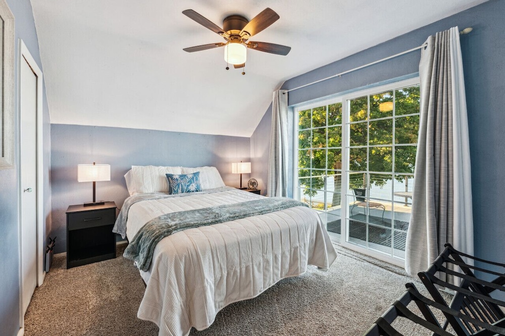 Charming Lakefront Home With Incredible Views On Lake Erie, Lorain Oh - Lakeview Beach, OH