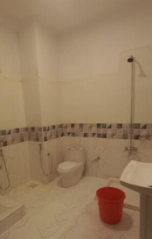 Quarto Duplo Deluxe | Casa de banho | Um polibã, produtos de higiene exclusivos, toalhas fornecidas, sabão