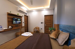 Quarto casal luxo | Individualmente mobiliados, espaço de trabalho para notebook