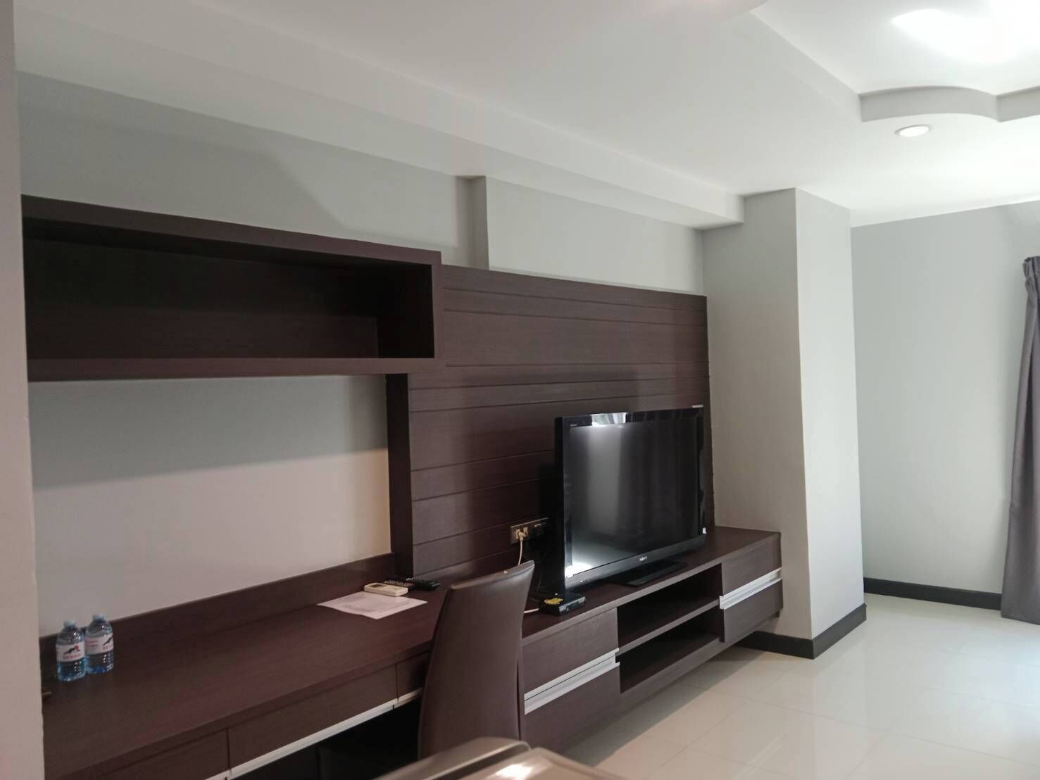 Quarto Duplo Superior | Sala de estar | Televisor LED de 45 polegadas com canais por cabo, lareira 