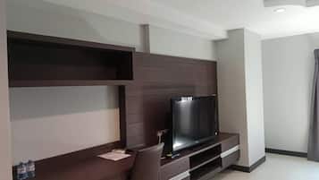 Quarto Duplo Superior | Sala de estar | Televisor LED de 45 polegadas com canais por cabo, lareira