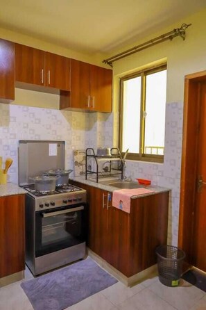 Apartamento Empresarial | Cozinha privada | Um frigorífico, um micro-ondas, utensílios de cozinha