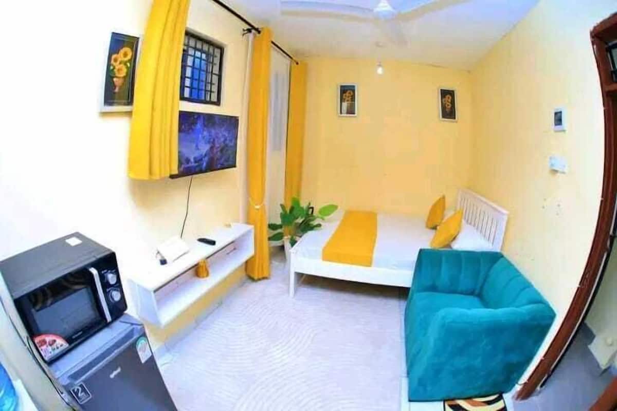 Estúdio Deluxe | Sala de estar | Smart TV de 24 polegadas com canais digitais