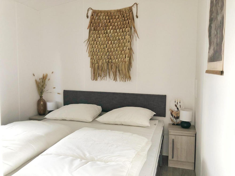 A Beautiful And Brand New Chalet With Large Terrace, Fully Fenced Garden, Private Parking, Central Heating And Free Wifi. - Callantsoog