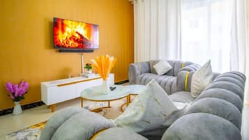 Apartamento Cidade | Sala de estar | Smart TV de 24 polegadas com canais via satélite