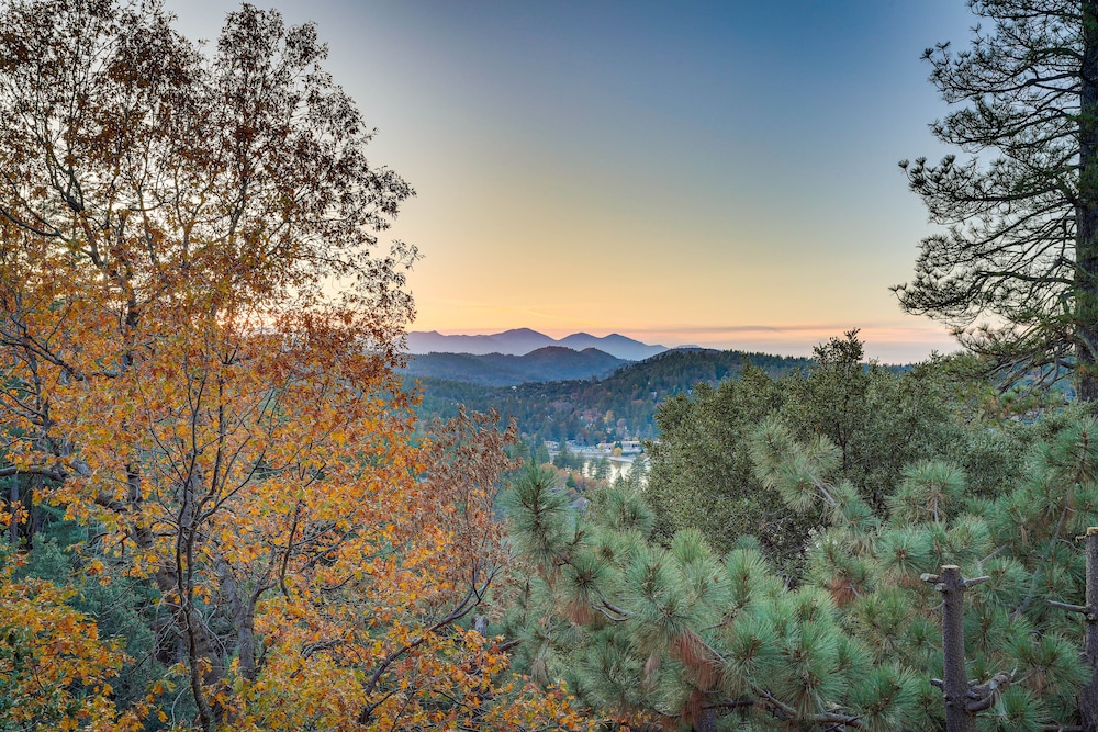 Crestline Cabin: Mountain Views & Fire Pit! - California
