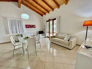 Villa | Sala de estar | Televisor de 35 polegadas com canais digitais 