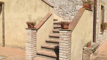 Casa, 1 quarto, para fumantes, sacada | Fachada