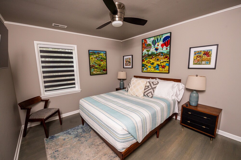 Game Room - 1.9 Miles To Uofa, Chic & Artistic Setting With Local Art - Fayetteville, AR