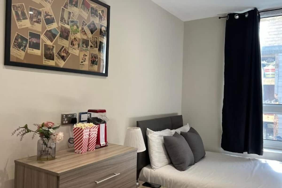 Quarto casal luxo | Individualmente mobiliados, escrivaninha
