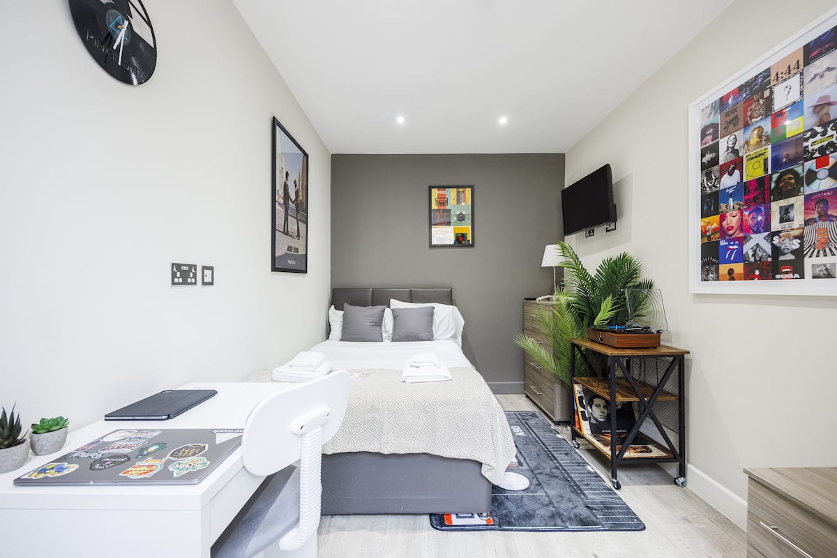 Quarto casal conforto | Individualmente mobiliados, escrivaninha