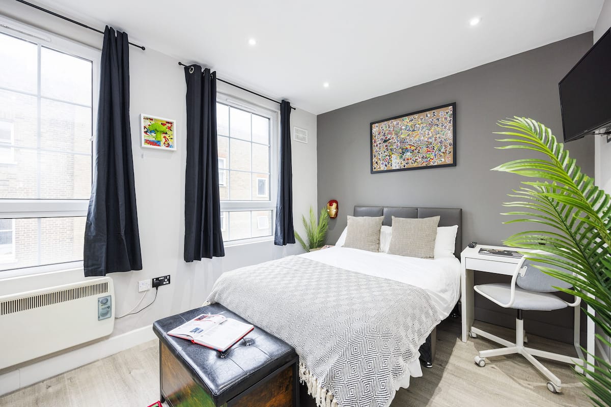 Quarto casal conforto | Individualmente mobiliados, escrivaninha