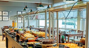 Pequeno-almoço tipo buffet diário mediante uma taxa 