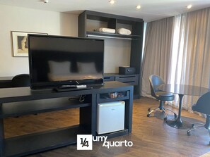 Apartamento Básico | Cofre no quarto, com decoração personalizada 