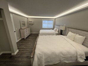 Escrivaninha, espaço de trabalho para notebook, cortinas blackout