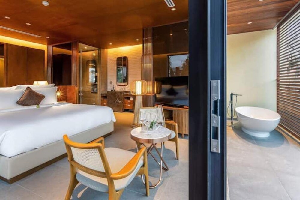 5BDR Villa in 5-Star Compound @Beach + Breakfast - Dien Ban | Vrbo