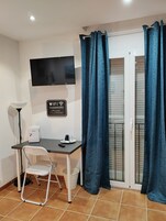 Quarto Duplo Básico | Secretária, Wi-fi grátis, roupa de cama fornecida 