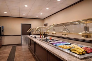 Café da manhã com buffet grátis todos os dias