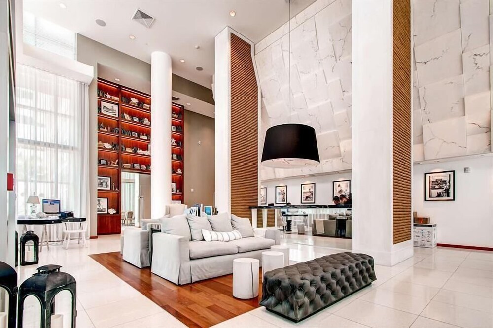Mins Airports & Transport | Pool & Beach Access | South Florida - Miami Beach, FL