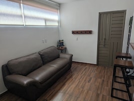 Apartamento Executivo | Sala | Smart TV de 32 polegadas com canais digitais, colunas inteligentes