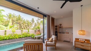 Uma sala de estar moderna com piscina, móveis de madeira e vista para palmeiras.