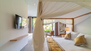 Quarto moderno com cama de dossel, televisão de tela plana na parede e vista para o exterior.