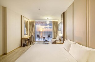 Estúdio Deluxe, varanda, vista para o mar | Roupa de alta qualidade, minibar, secretária 