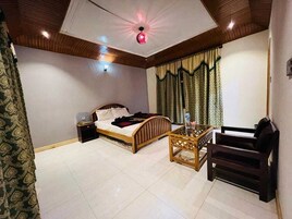 Quarto casal luxo | Banheiro | Chuveiro, produtos de toalete de grife, toalhas de banho, sabonete