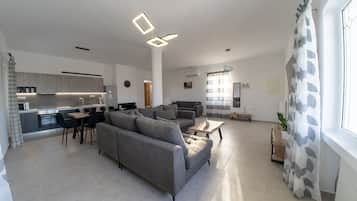 Villa Familiar | Sala de estar | Smart TV de 55 polegadas com canais por cabo, lareira