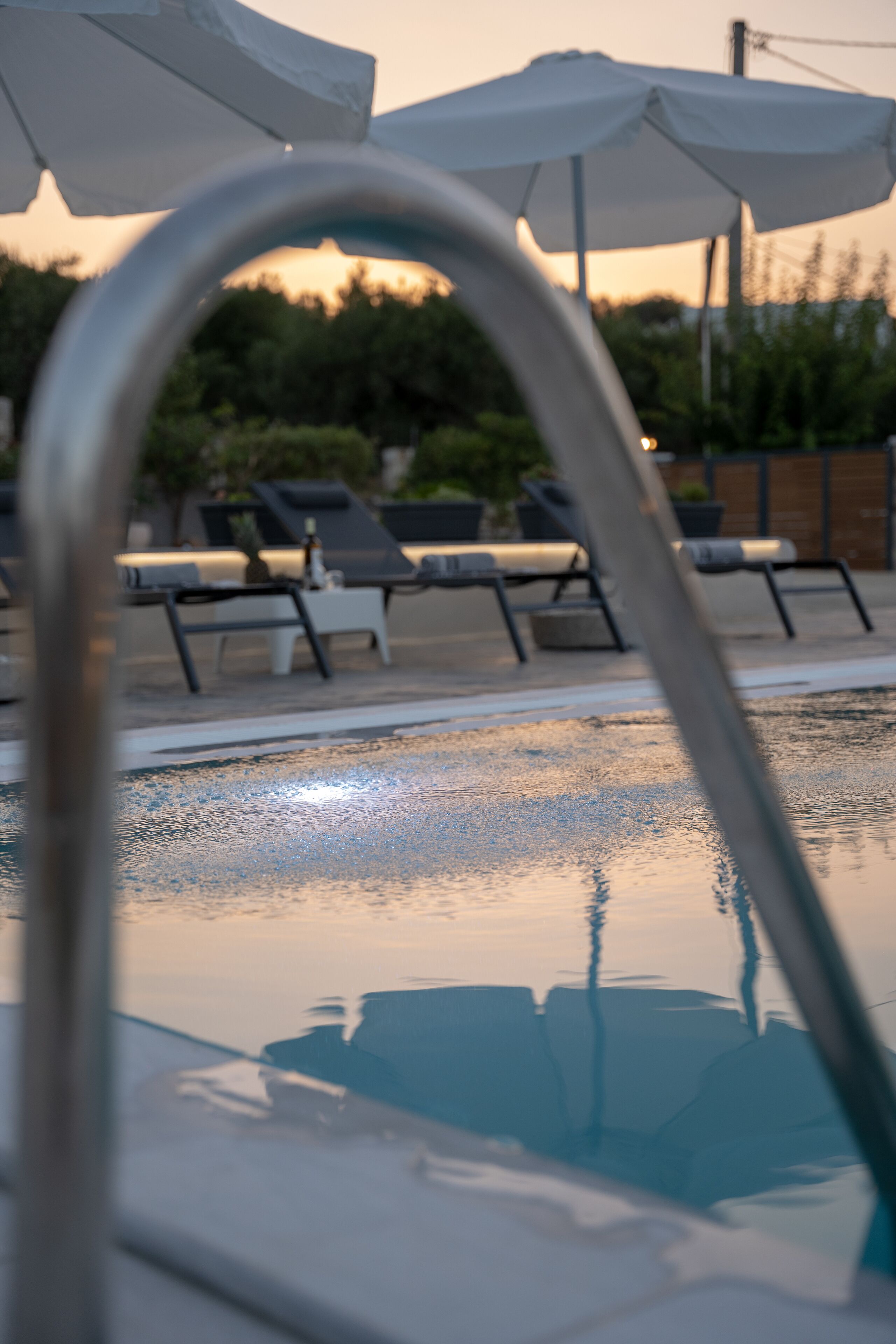 Piscina exterior, guarda-sóis, espreguiçadeiras 