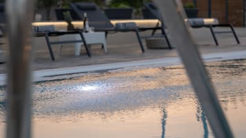 Piscina exterior, guarda-sóis, espreguiçadeiras