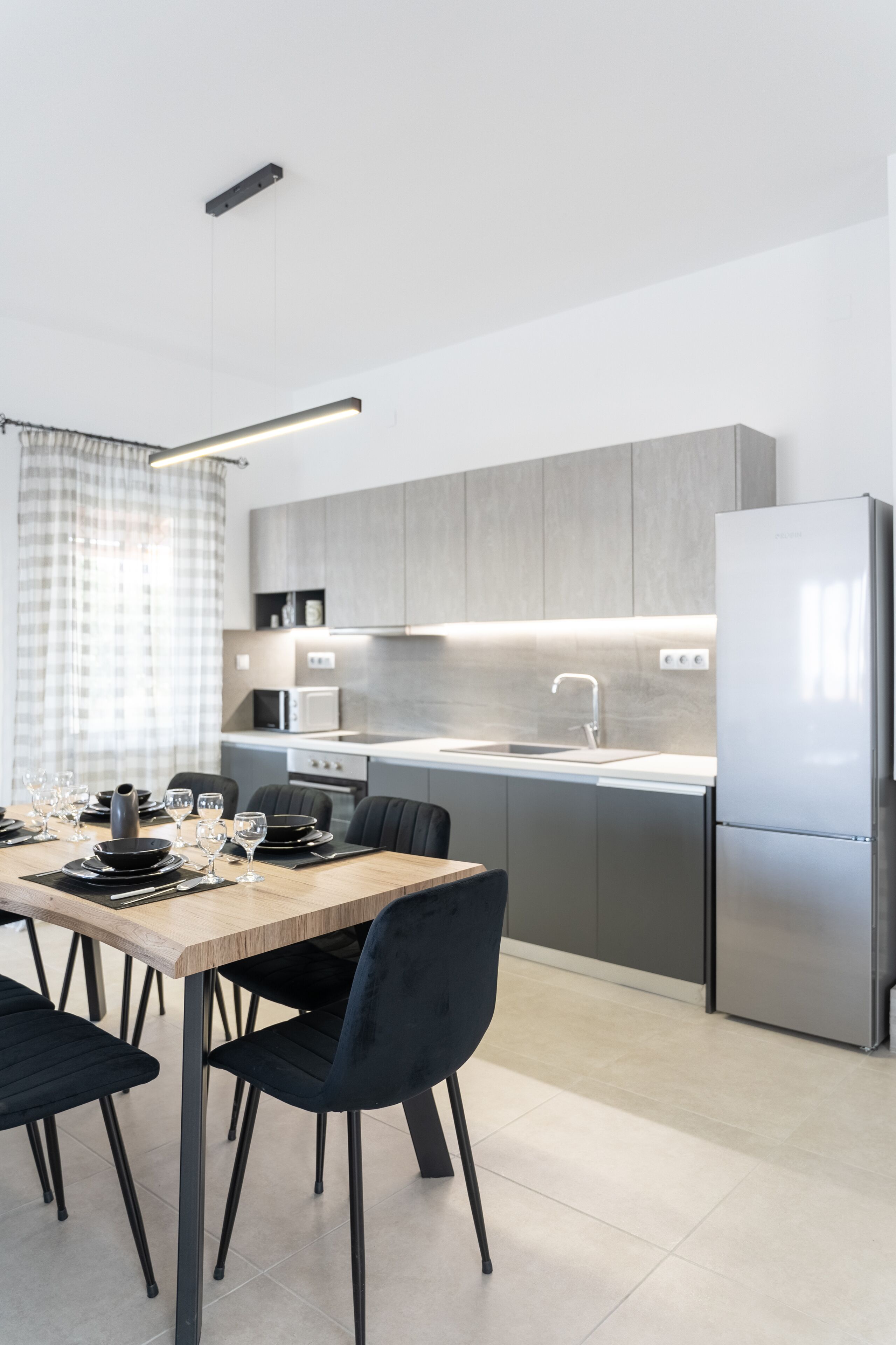 Villa Familiar | Cozinha privada | Uma cafeteira/bule, um frigorífico/congelador grande, um micro-ondas 