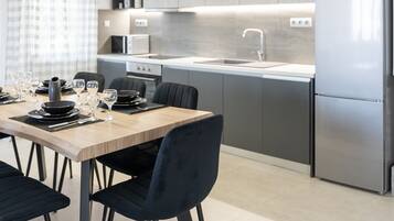 Villa Familiar | Cozinha privada | Uma cafeteira/bule, um frigorífico/congelador grande, um micro-ondas