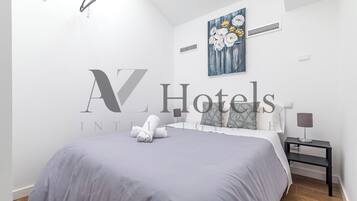 Quarto casal básico, 1 cama de casal, para não fumantes, banheiro compartilhado | Edredons de pluma, ferros/tábuas de passar roupa, Wi-Fi de cortesia