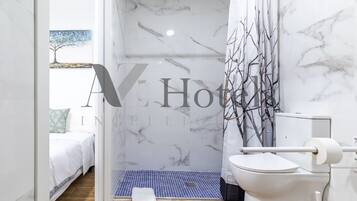 Quarto casal standard, 1 cama de casal, para não fumantes, banheiro privativo | Banheiro | Chuveiro, secador de cabelo, toalhas de banho