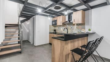 Loft Familiar (002) | Cozinha privada | Um micro-ondas, uma placa de cozinha, uma cafeteira/bule