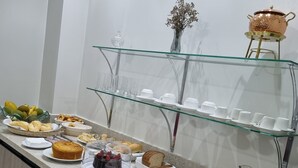Pequeno-almoço preparado no momento diário incluído 