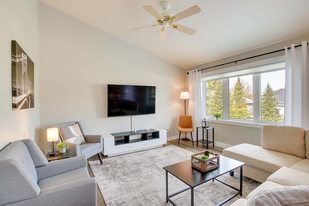 Bright Little Chute Condo W/ Deck & Yard! - Appleton, WI