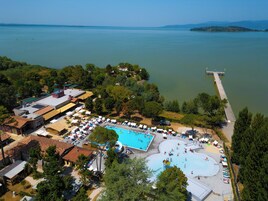 Piscina exterior, guarda-sóis, espreguiçadeiras