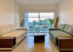 Apartamento, 2 quartos (4F) | Área de estar | Smart TV 40 polegadas com canais a cabo, pisos aquecidos