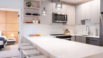 Condo | Cozinha privada | Geladeira grande, micro-ondas, fogão, cooktop