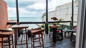 Terraço com espreguiçadeiras