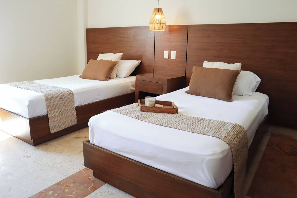 Quarto Duplo Comfort | Com mobília individualizada, Wi-fi grátis, roupa de cama fornecida