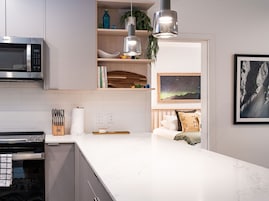 Apartamento em Condomínio Fechado | Cozinha privada | Uma cafeteira/bule, um frigorífico/congelador grande, um micro-ondas 