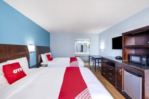 Quarto, 2 camas queen-size | Secretária, cortinas/cortinados opacos, ferro/tábua de engomar 