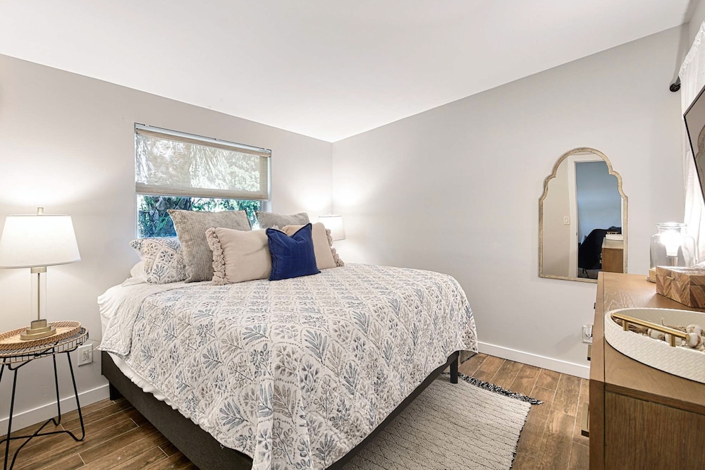 Newly Renovated Luxury Home With Hot Tub, Sauna, Gardens, & Elegant Furnishings - Naples, FL