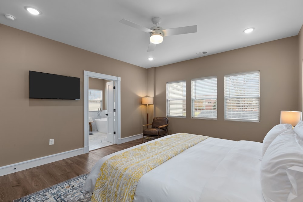 Bright Urban Comfort | Jz Vacation Rentals - St. Louis, MO