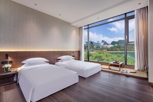 Quarto duplo superior, vista para o rio | Roupas de cama antialérgicas, frigobar (abastecido com itens grátis)
