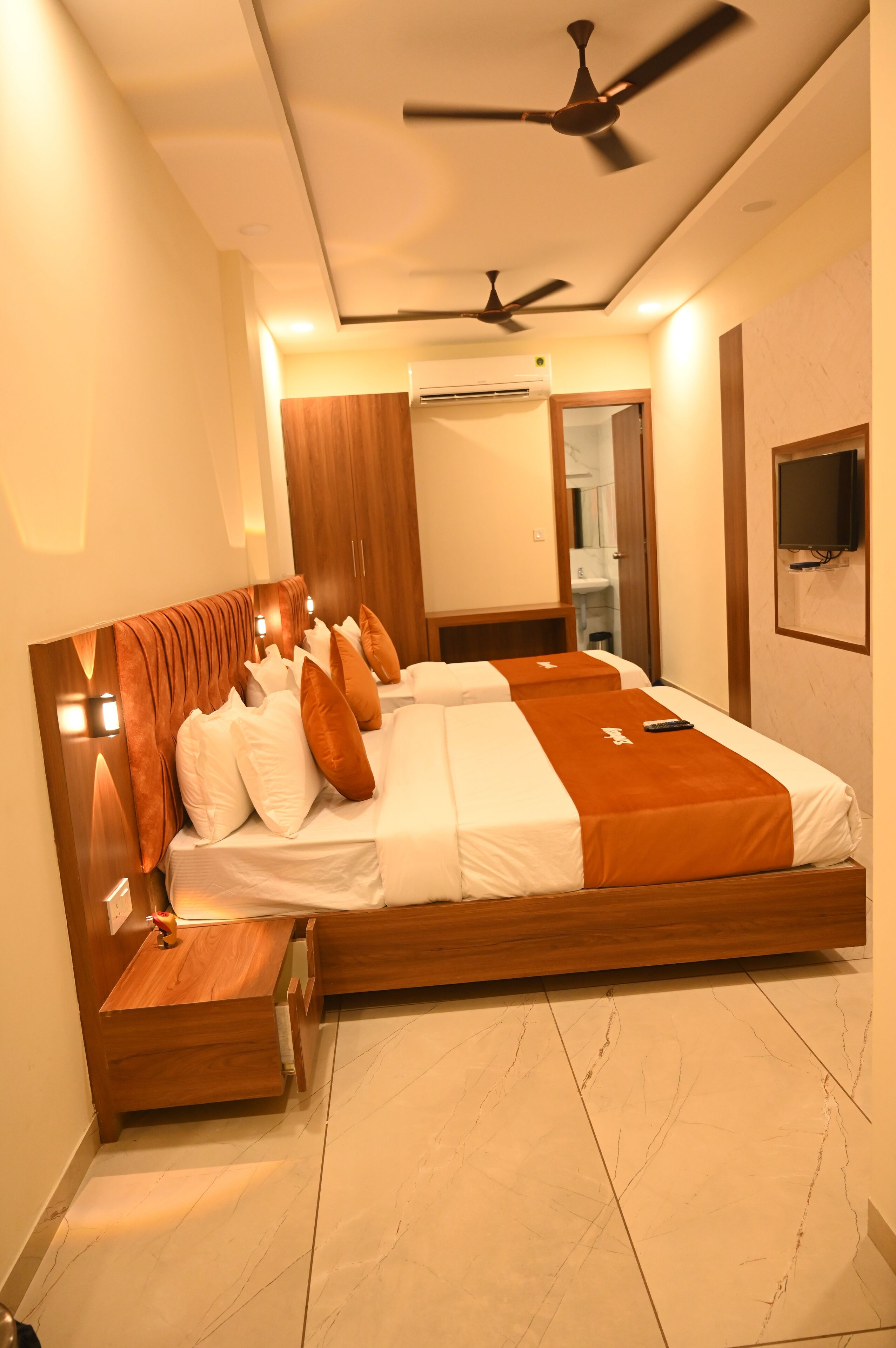 Quarto quádruplo luxo | Roupas de cama premium, escrivaninha, Wi-Fi de cortesia, roupa de cama